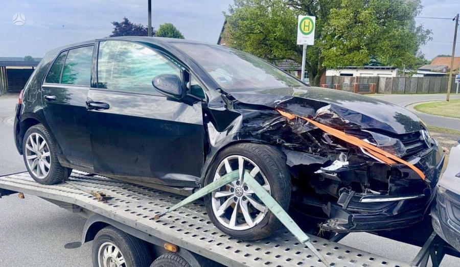 Black Volkswagen Golf 2017 in Telschi, with an engine capacity of 1.40 L and mileage of 196 thousand km for 2300 €, photo 5 on AUTOMOTO.COM.LV
