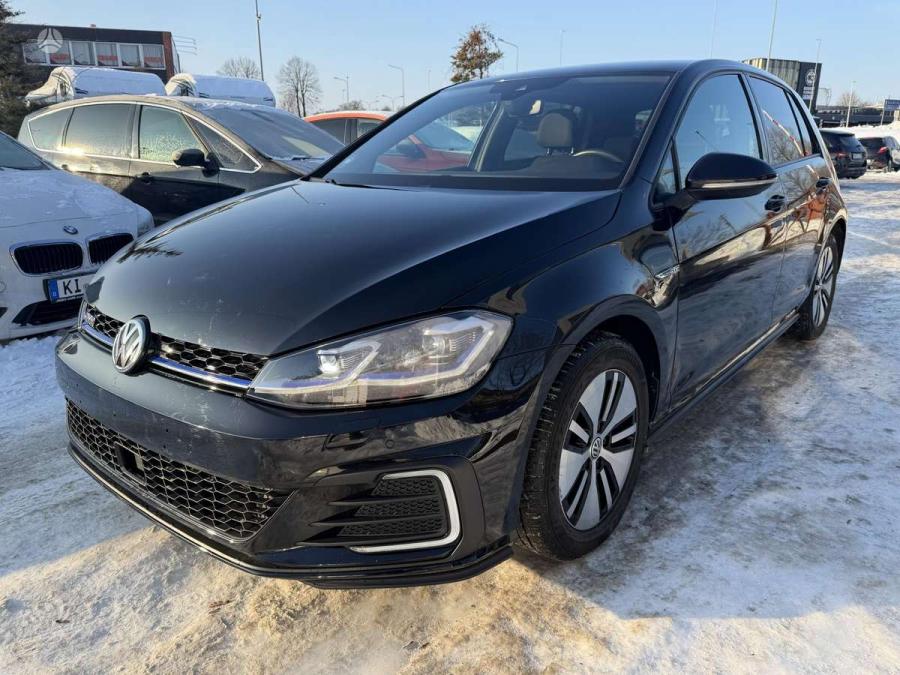 Black Volkswagen Golf 2018 in Klaipeda, with an engine capacity of 1.40 L and mileage of 216 thousand km for 10950 €, photo 1 on AUTOMOTO.COM.LV