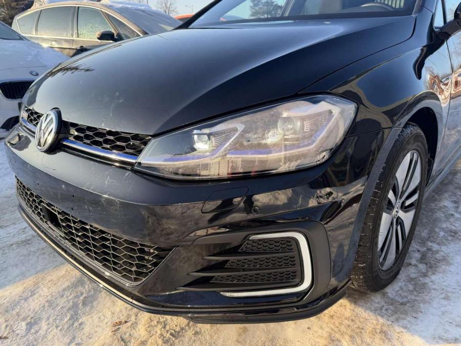 Black Volkswagen Golf 2018 in Klaipeda, with an engine capacity of 1.40 L and mileage of 216 thousand km for 10950 €, photo 7 on AUTOMOTO.COM.LV