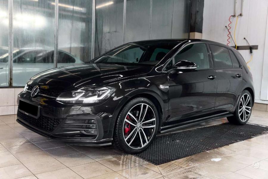 Black Volkswagen Golf 2018 in Vilnius, with an engine capacity of 1.97 L and mileage of 126 thousand km for 18500 €, photo 8 on AUTOMOTO.COM.LV