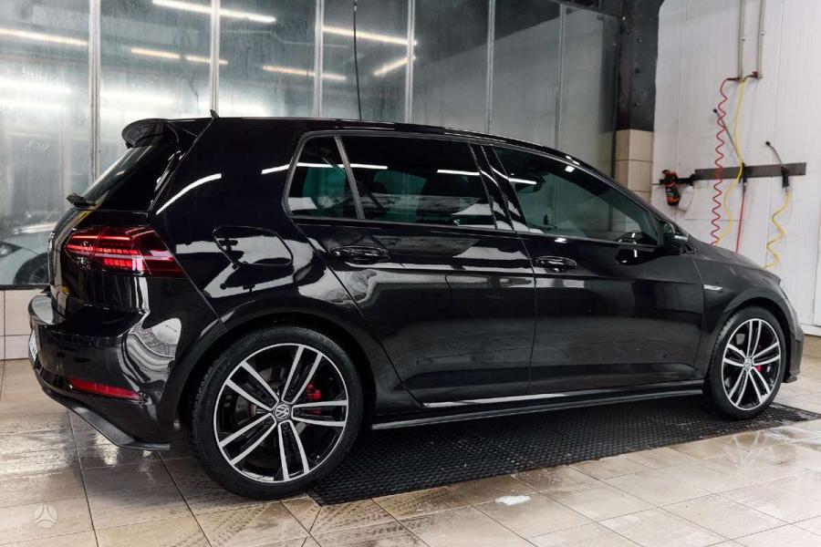 Black Volkswagen Golf 2018 in Vilnius, with an engine capacity of 1.97 L and mileage of 126 thousand km for 18500 €, photo 16 on AUTOMOTO.COM.LV