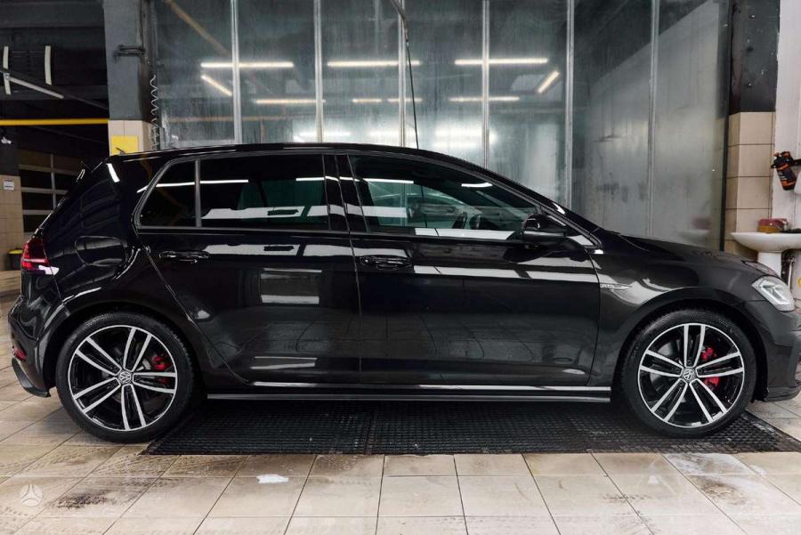 Black Volkswagen Golf 2018 in Vilnius, with an engine capacity of 1.97 L and mileage of 126 thousand km for 18500 €, photo 17 on AUTOMOTO.COM.LV