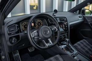 Black Volkswagen Golf 2018 in Vilnius, with an engine capacity of 1.97 L and mileage of 127 thousand km for 15999 €, photo 16 on AUTOMOTO.COM.LV