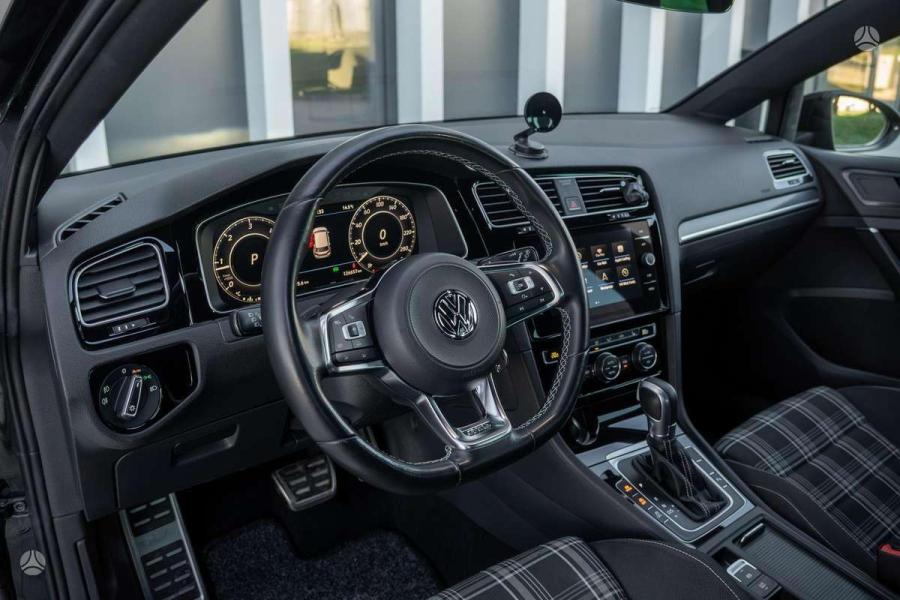Black Volkswagen Golf 2018 in Vilnius, with an engine capacity of 1.97 L and mileage of 127 thousand km for 15999 €, photo 16 on AUTOMOTO.COM.LV