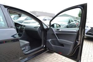 Black Volkswagen Golf 2019 in Vilnius, with an engine capacity of 1.50 L and mileage of 231 thousand km for 12000 €, photo 15 on AUTOMOTO.COM.LV