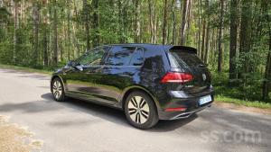 Black Volkswagen Golf 2020 in Riga, with an engine capacity of 1.60 L and mileage of 104 thousand km for 12900 €, photo 4 on AUTOMOTO.COM.LV