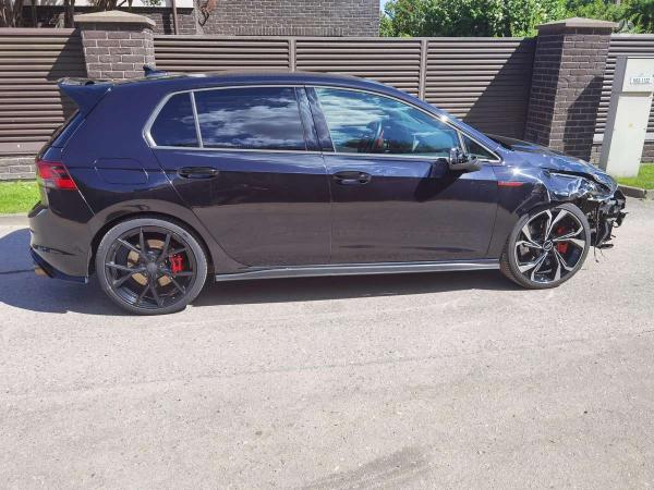 Black Volkswagen Golf 2021 in Kaunas, with an engine capacity of 1.98 L and mileage of 140 thousand km for 13900 €, photo 8 on AUTOMOTO.COM.LV