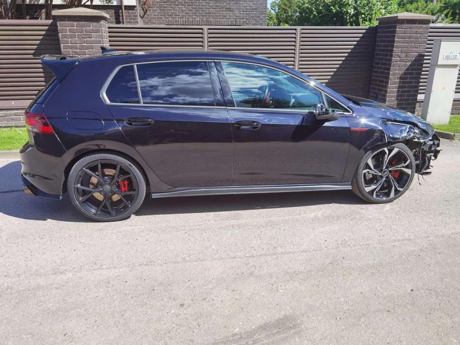 Black Volkswagen Golf 2021 in Kaunas, with an engine capacity of 1.98 L and mileage of 140 thousand km for 13900 €, photo 9 on AUTOMOTO.COM.LV