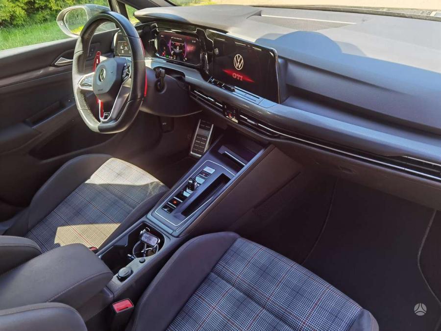 Black Volkswagen Golf 2021 in Kaunas, with an engine capacity of 1.98 L and mileage of 140 thousand km for 13900 €, photo 12 on AUTOMOTO.COM.LV