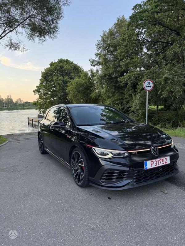 Melns Volkswagen Golf 2021 Panevēža, ar dzinēja tilpumu 1.98 L un nobraukumu 45 tūkst. km par 13900 €, foto 1 vietnē AUTOMOTO.COM.LV