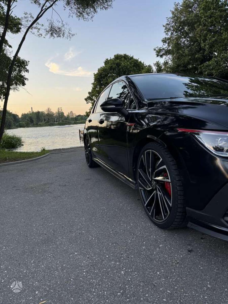 Melns Volkswagen Golf 2021 Panevēža, ar dzinēja tilpumu 1.98 L un nobraukumu 45 tūkst. km par 13900 €, foto 18 vietnē AUTOMOTO.COM.LV