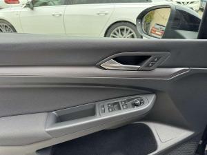 Black Volkswagen Golf 2022 in Kaunas, with an engine capacity of 2.00 L and mileage of 250 thousand km for 13999 €, photo 14 on AUTOMOTO.COM.LV