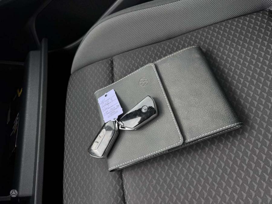Black Volkswagen Golf 2022 in Kaunas, with an engine capacity of 2.00 L and mileage of 250 thousand km for 13999 €, photo 16 on AUTOMOTO.COM.LV