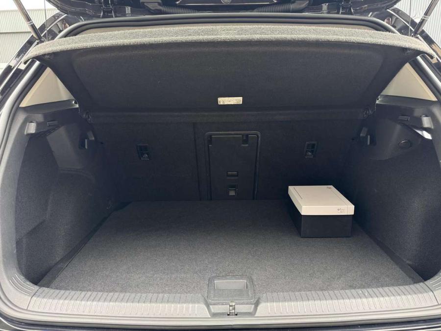Black Volkswagen Golf 2022 in Kaunas, with an engine capacity of 2.00 L and mileage of 250 thousand km for 13999 €, photo 31 on AUTOMOTO.COM.LV