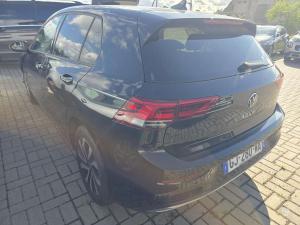 Black Volkswagen Golf 2022 in Taurage, with an engine capacity of 1.00 L and mileage of 53 thousand km for 9250 €, photo 5 on AUTOMOTO.COM.LV