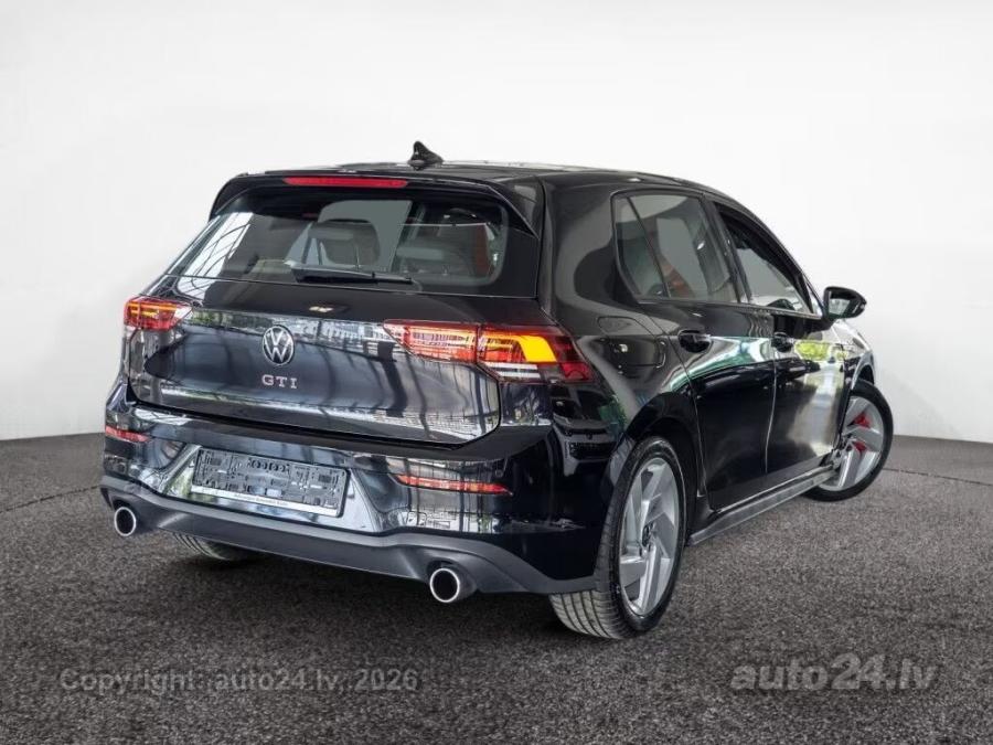 Melns Volkswagen Golf 2023 Tallina, ar dzinēja tilpumu 2.00 L un nobraukumu 25 tūkst. km par 29990 €, foto 4 vietnē AUTOMOTO.COM.LV