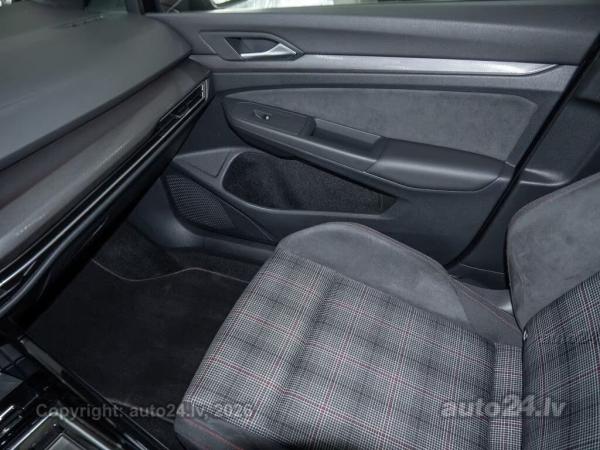 Melns Volkswagen Golf 2023 Tallina, ar dzinēja tilpumu 2.00 L un nobraukumu 25 tūkst. km par 29990 €, foto 7 vietnē AUTOMOTO.COM.LV
