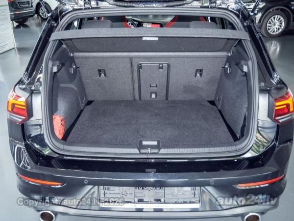Melns Volkswagen Golf 2023 Tallina, ar dzinēja tilpumu 2.00 L un nobraukumu 25 tūkst. km par 29990 €, foto 8 vietnē AUTOMOTO.COM.LV