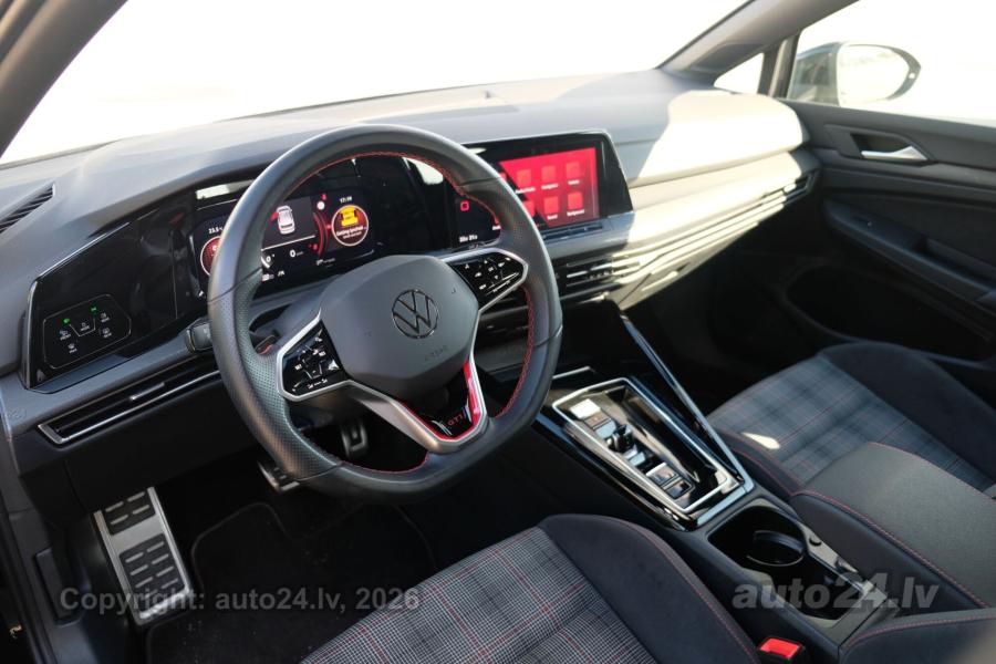 Melns Volkswagen Golf 2023 Tallina, ar dzinēja tilpumu 2.00 L un nobraukumu 25 tūkst. km par 29990 €, foto 16 vietnē AUTOMOTO.COM.LV