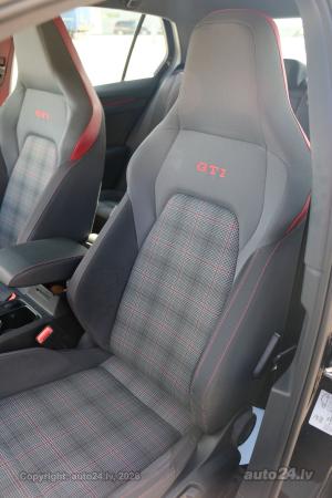 Melns Volkswagen Golf 2023 Tallina, ar dzinēja tilpumu 2.00 L un nobraukumu 25 tūkst. km par 29990 €, foto 17 vietnē AUTOMOTO.COM.LV