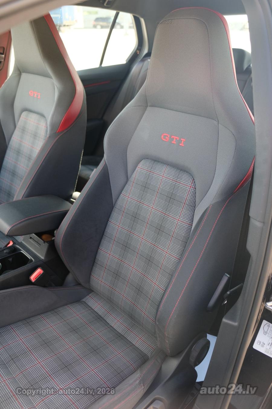 Melns Volkswagen Golf 2023 Tallina, ar dzinēja tilpumu 2.00 L un nobraukumu 25 tūkst. km par 29990 €, foto 17 vietnē AUTOMOTO.COM.LV