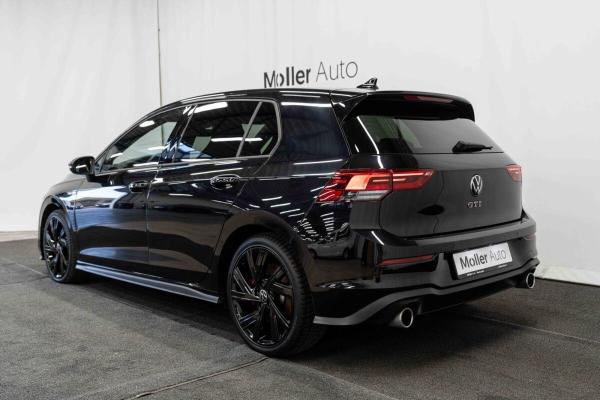 Melns Volkswagen Golf 2023 Tallina, ar dzinēja tilpumu 2.00 L un nobraukumu 60 tūkst. km par 29900 €, foto 3 vietnē AUTOMOTO.COM.LV