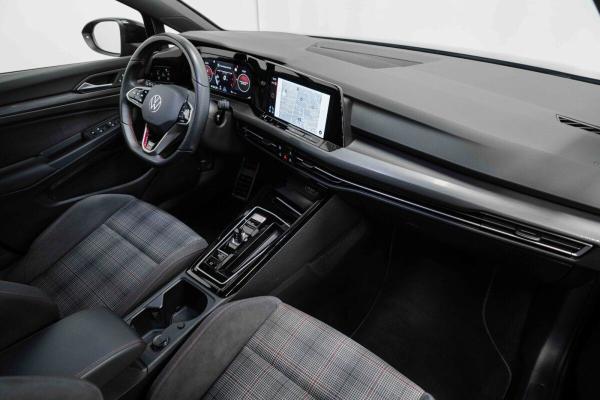 Melns Volkswagen Golf 2023 Tallina, ar dzinēja tilpumu 2.00 L un nobraukumu 60 tūkst. km par 29900 €, foto 7 vietnē AUTOMOTO.COM.LV