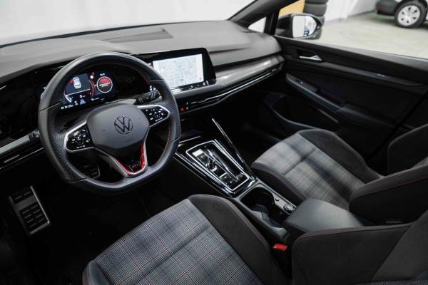 Melns Volkswagen Golf 2023 Tallina, ar dzinēja tilpumu 2.00 L un nobraukumu 60 tūkst. km par 29900 €, foto 8 vietnē AUTOMOTO.COM.LV
