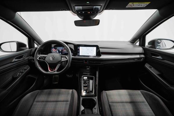 Melns Volkswagen Golf 2023 Tallina, ar dzinēja tilpumu 2.00 L un nobraukumu 60 tūkst. km par 29900 €, foto 9 vietnē AUTOMOTO.COM.LV