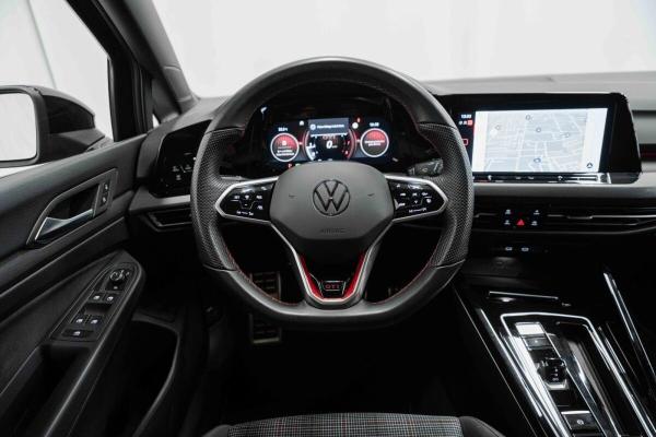 Melns Volkswagen Golf 2023 Tallina, ar dzinēja tilpumu 2.00 L un nobraukumu 60 tūkst. km par 29900 €, foto 10 vietnē AUTOMOTO.COM.LV
