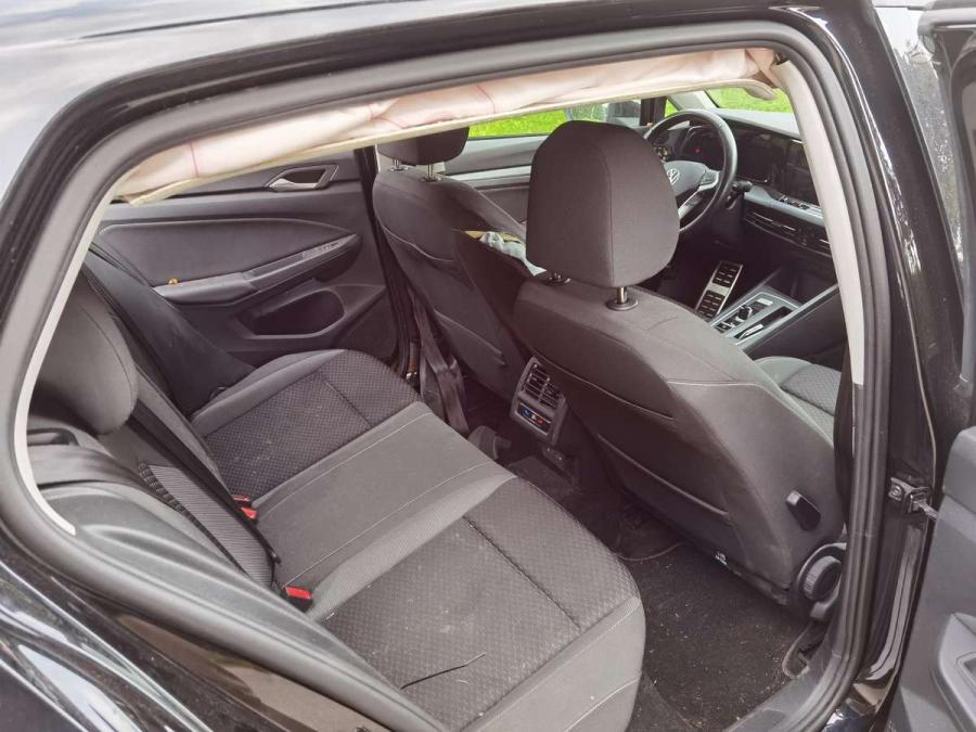 Melns Volkswagen Golf 2023 Kauņa, ar dzinēja tilpumu 1.00 L un nobraukumu 76 tūkst. km par 8800 €, foto 12 vietnē AUTOMOTO.COM.LV