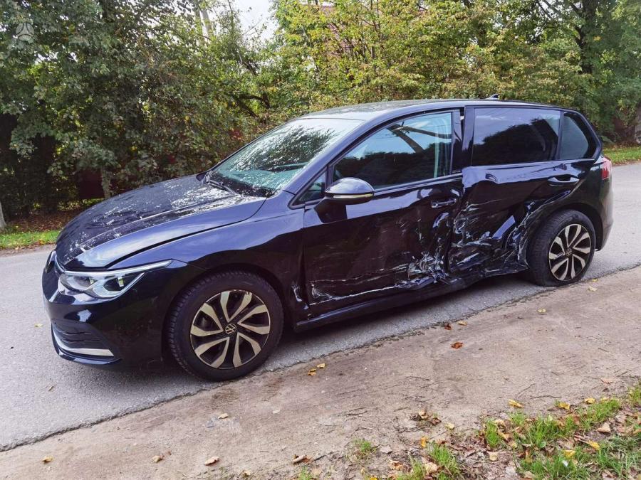 Melns Volkswagen Golf 2023 Kauņa, ar dzinēja tilpumu 1.00 L un nobraukumu 76 tūkst. km par 8800 €, foto 34 vietnē AUTOMOTO.COM.LV