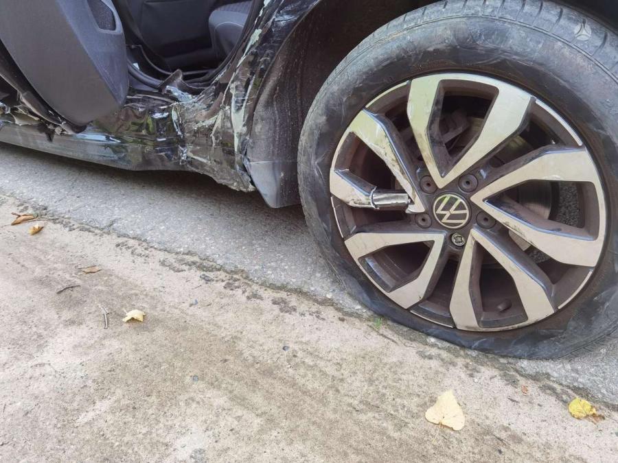 Melns Volkswagen Golf 2023 Kauņa, ar dzinēja tilpumu 1.00 L un nobraukumu 76 tūkst. km par 8800 €, foto 39 vietnē AUTOMOTO.COM.LV