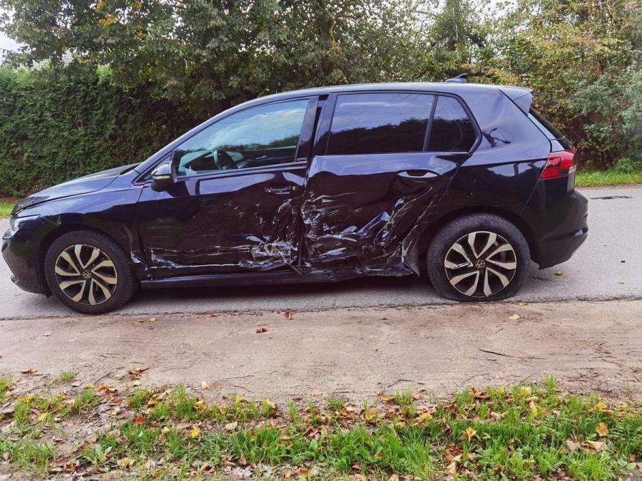 Melns Volkswagen Golf 2023 Kauņa, ar dzinēja tilpumu 1.00 L un nobraukumu 76 tūkst. km par 8800 €, foto 46 vietnē AUTOMOTO.COM.LV