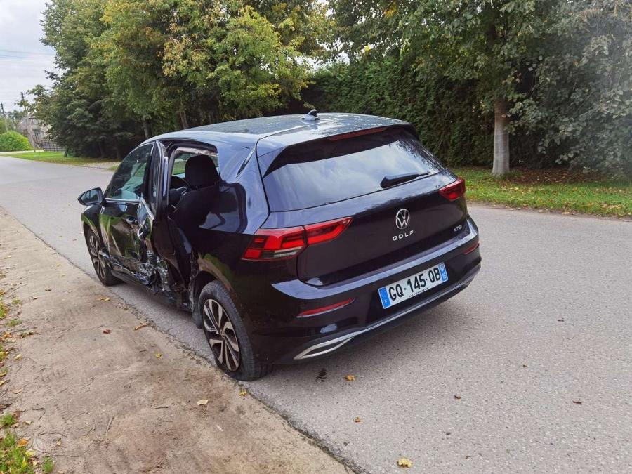 Melns Volkswagen Golf 2023 Kauņa, ar dzinēja tilpumu 1.00 L un nobraukumu 76 tūkst. km par 8800 €, foto 47 vietnē AUTOMOTO.COM.LV