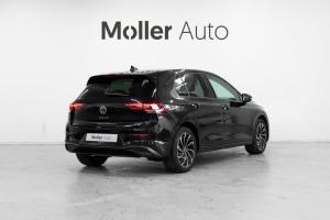 Black Volkswagen Golf 2023 in Vilnius, with an engine capacity of 1.50 L and mileage of 120 thousand km for 18900 €, photo 4 on AUTOMOTO.COM.LV