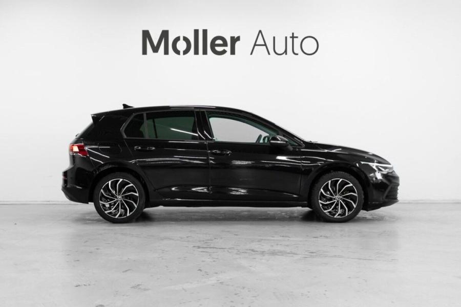 Black Volkswagen Golf 2023 in Vilnius, with an engine capacity of 1.50 L and mileage of 120 thousand km for 18900 €, photo 5 on AUTOMOTO.COM.LV