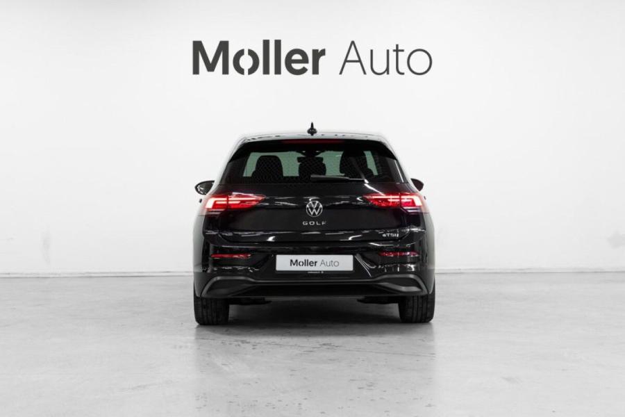 Black Volkswagen Golf 2023 in Vilnius, with an engine capacity of 1.50 L and mileage of 120 thousand km for 18900 €, photo 7 on AUTOMOTO.COM.LV