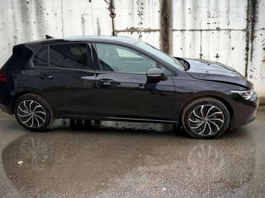 Melns Volkswagen Golf 2024 Kauņa, ar dzinēja tilpumu 1.00 L un nobraukumu 13 tūkst. km par 13800 €, foto 5 vietnē AUTOMOTO.COM.LV