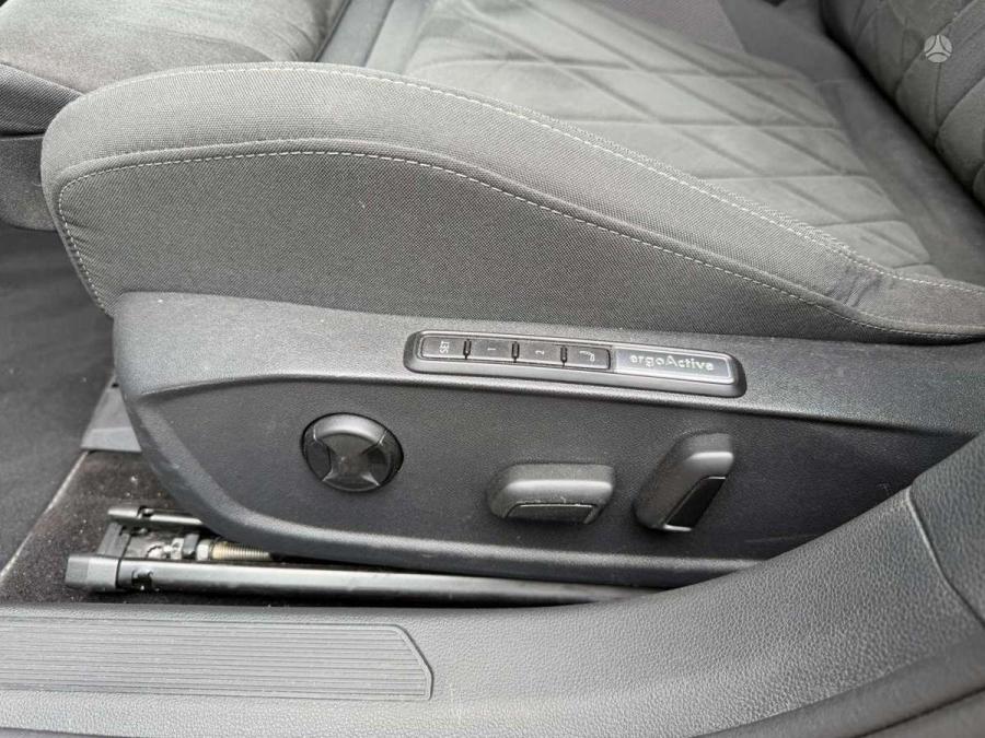 Melns Volkswagen Golf 2024 Kauņa, ar dzinēja tilpumu 1.00 L un nobraukumu 13 tūkst. km par 13800 €, foto 13 vietnē AUTOMOTO.COM.LV
