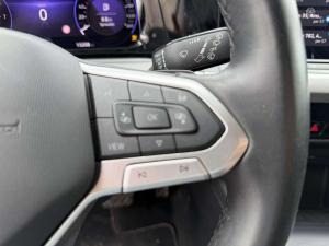 Melns Volkswagen Golf 2024 Kauņa, ar dzinēja tilpumu 1.00 L un nobraukumu 13 tūkst. km par 13800 €, foto 19 vietnē AUTOMOTO.COM.LV