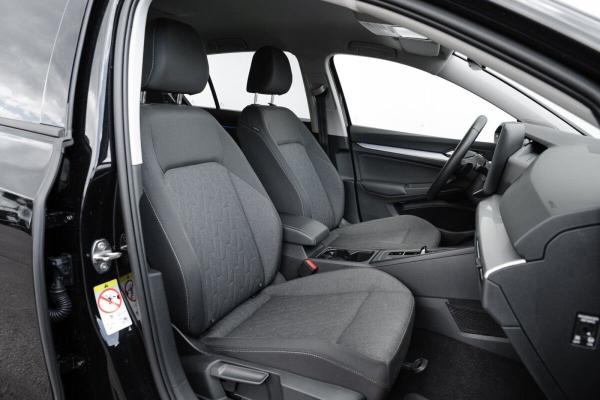 Melns Volkswagen Golf 2025 Rīga, ar dzinēja tilpumu 2.00 L un nobraukumu 27 tūkst. km par 24990 €, foto 6 vietnē AUTOMOTO.COM.LV