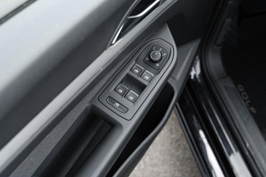 Black Volkswagen Golf 2025 in Riga, with an engine capacity of 2.00 L and mileage of 27 thousand km for 24990 €, photo 10 on AUTOMOTO.COM.LV