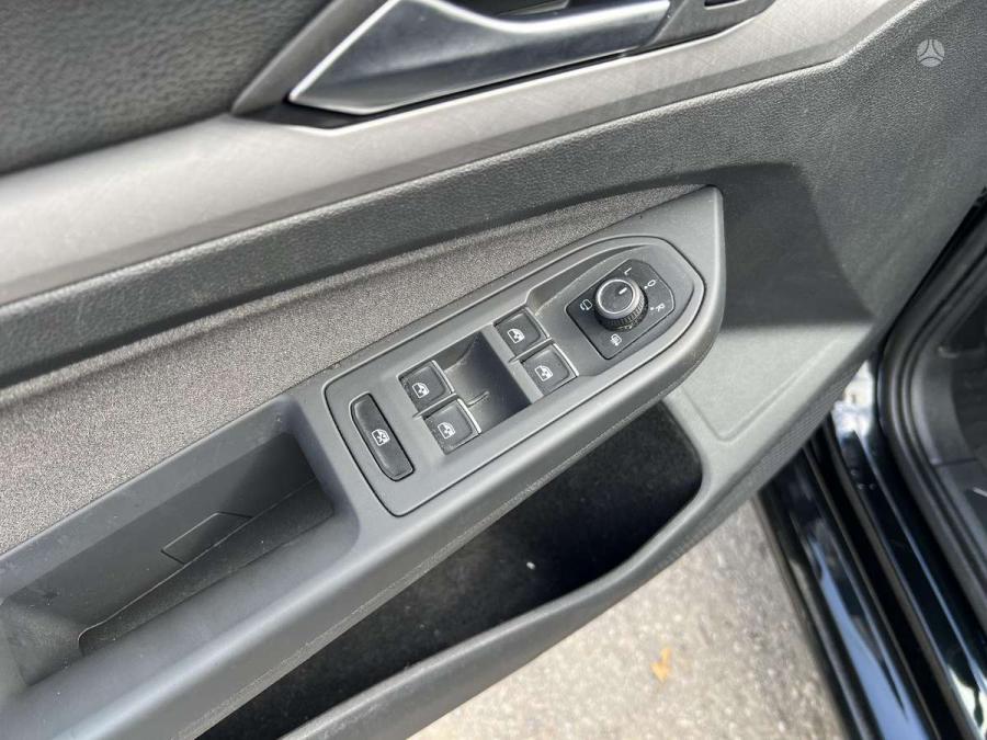 Melns Volkswagen Golf 2025 Kauņa, ar dzinēja tilpumu 1.50 L un nobraukumu 30 tūkst. km par 14800 €, foto 37 vietnē AUTOMOTO.COM.LV