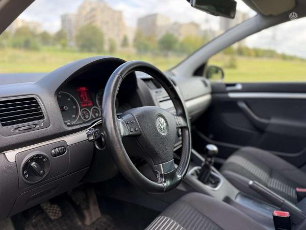 Melns Volkswagen Golf 2008 Viļņa, ar dzinēja tilpumu 1.90 L un nobraukumu 269 tūkst. km par 1850 €, foto 7 vietnē AUTOMOTO.COM.LV