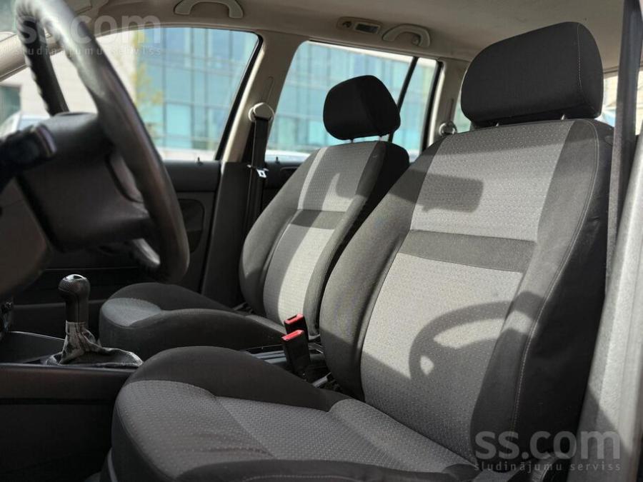 Melns Volkswagen Golf 2003 Rīga, ar dzinēja tilpumu 1.40 L un nobraukumu 0 tūkst. km par 2200 €, foto 4 vietnē AUTOMOTO.COM.LV