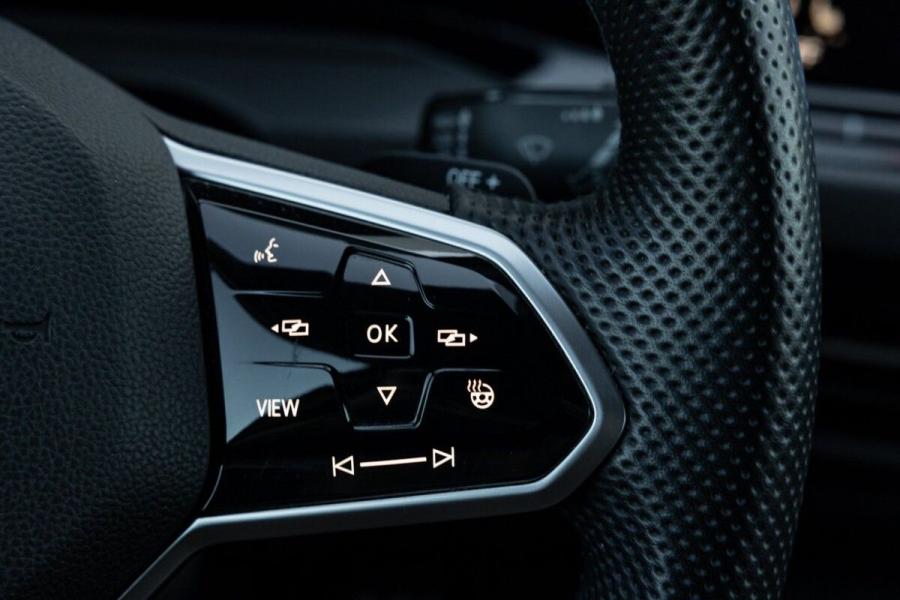 Melns Volkswagen Golf 2021 Ventspils, ar dzinēja tilpumu 1.40 L un nobraukumu 100 tūkst. km par 20000 €, foto 21 vietnē AUTOMOTO.COM.LV