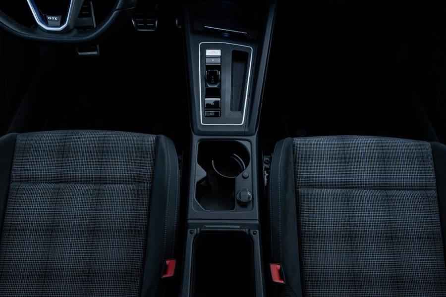 Melns Volkswagen Golf 2021 Ventspils, ar dzinēja tilpumu 1.40 L un nobraukumu 100 tūkst. km par 20000 €, foto 29 vietnē AUTOMOTO.COM.LV