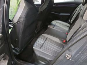 Melns Volkswagen Golf 2024 Viļņa, ar dzinēja tilpumu 1.98 L un nobraukumu 11 tūkst. km par 24990 €, foto 13 vietnē AUTOMOTO.COM.LV