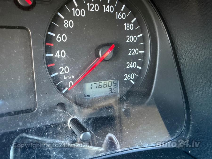 Black Volkswagen Golf 2000 in Viljandi, with an engine capacity of 1.60 L and mileage of 176 thousand km for 400 €, photo 8 on AUTOMOTO.COM.LV
